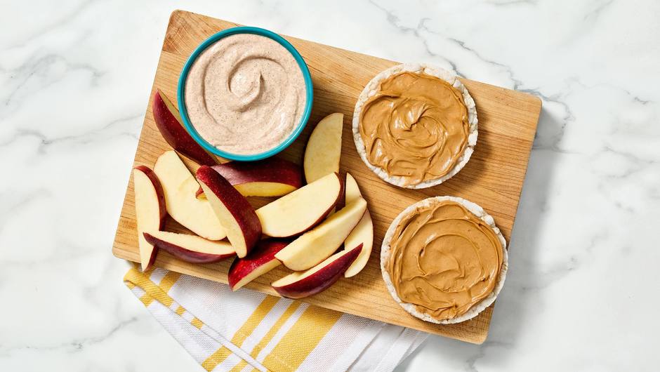 Peanut Butter Rice Cakes and Apples with Cinnamon-Yogurt Dip | Hannaford