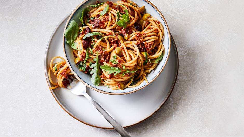 Spaghetti with Sun-Dried Tomato Pesto and Arugula | Giant Food